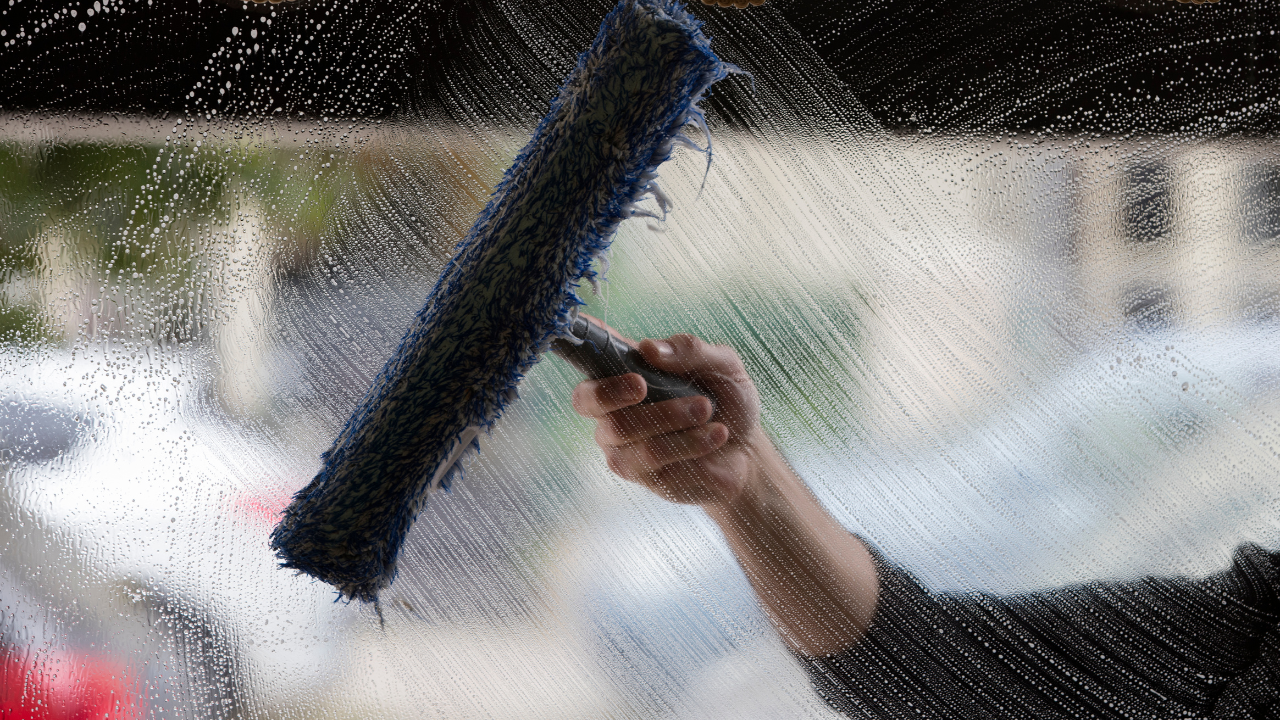 How to Clean Windows Without Streaks: A Complete Guide